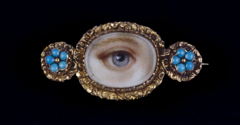 Secret Messages in Jewelry – The Lover’s Eye | GIA 4Cs