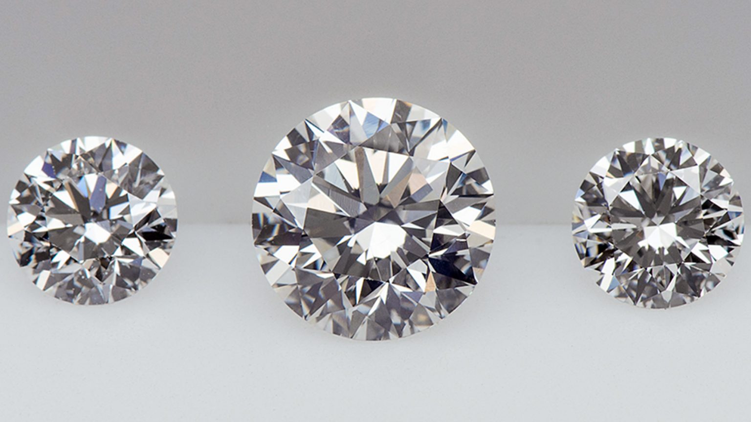 Diamond Fluorescence: Benefits and Drawbacks | GIA 4Cs